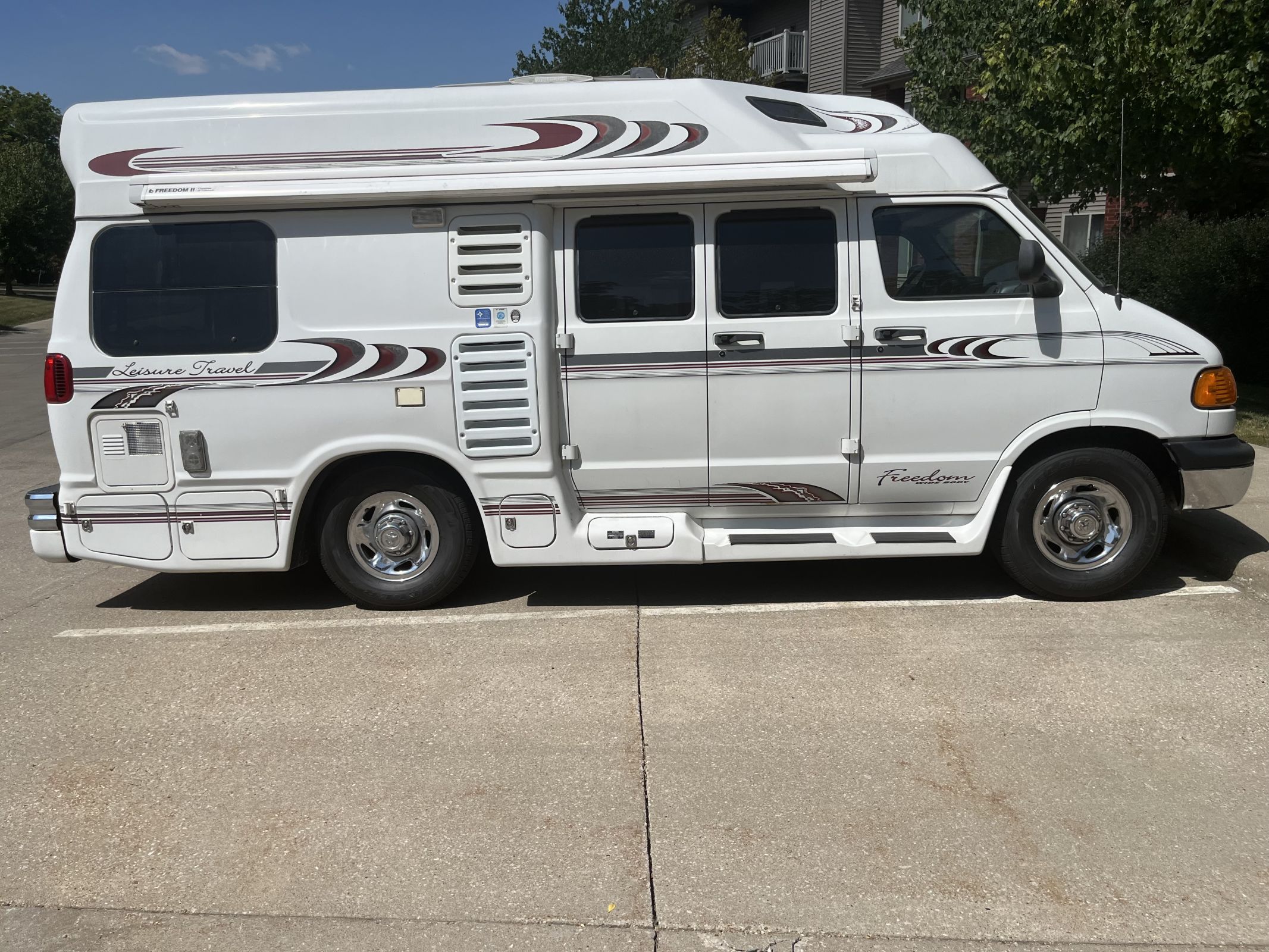 1999 Leisure Travel Van Freedom Widebody - National Vehicle